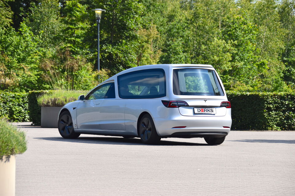 Our 9 models in hearses | Derks Funeral Mobility