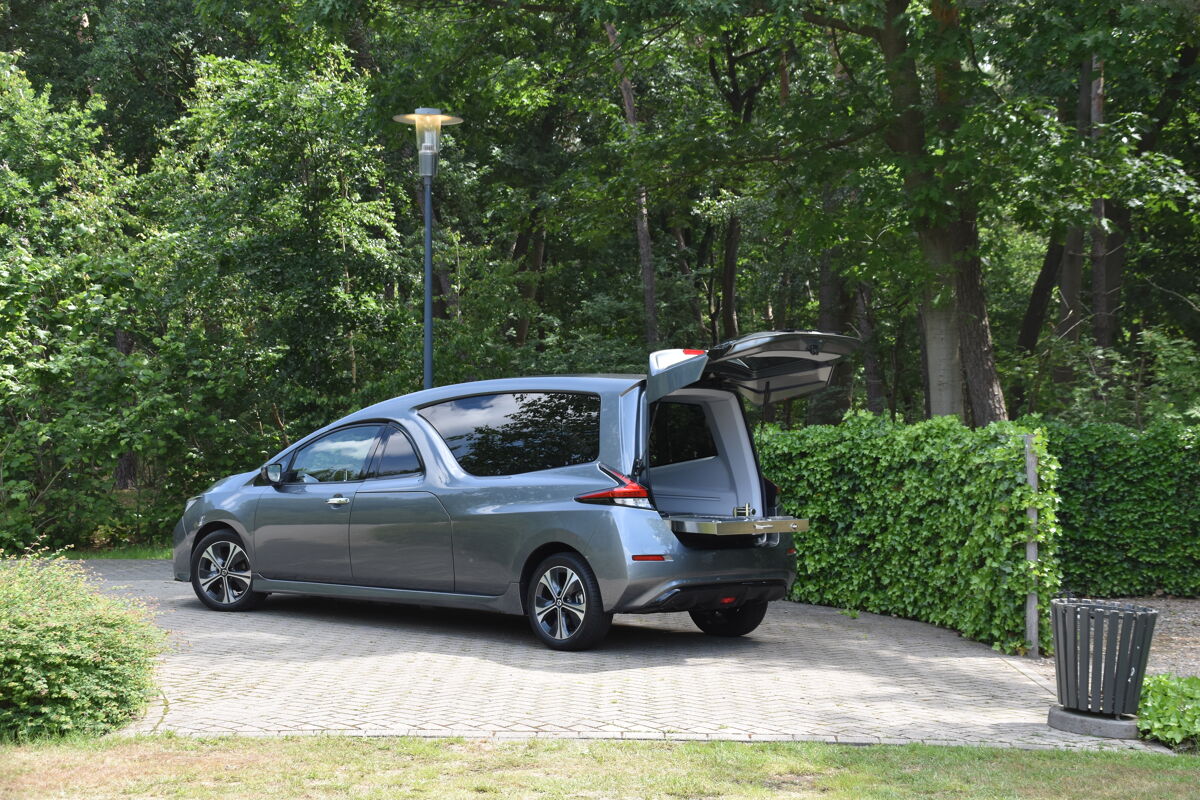 Our 9 models in hearses | Derks Funeral Mobility